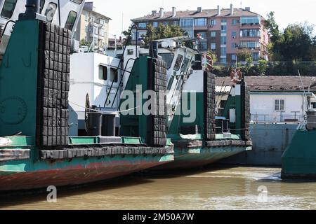 Bateau-pousseur avec barges sur le Danube navigue le long de la forêt ...