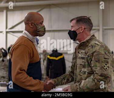 Le général de division David Hodne, commandant général de la division d ...