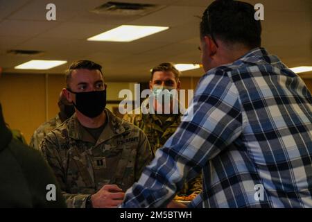 Des soldats et des conjoints du 52nd Brigade Engineer Battalion, 2nd ...