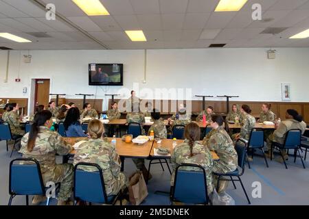 Le Sgt. Jessica Settle, Sergent-chef de commandement de la Garde ...