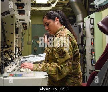 Le colonel Kristen Nemish, commandant du Groupe des opérations 91st, et ...