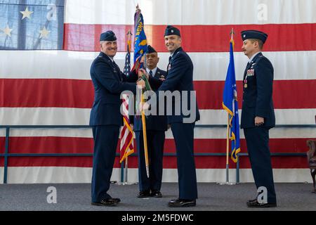 Le colonel Derek Oakley, commandant du Groupe des opérations 28th ...
