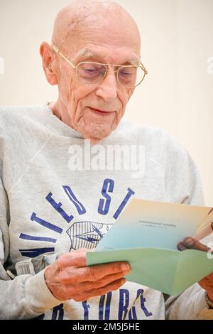 Le général de division à la retraite Thomas Rew, au centre gauche ...