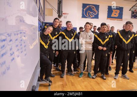 Boise State University Army ROTC le Sgt. Bobby Caron, instructeur ...