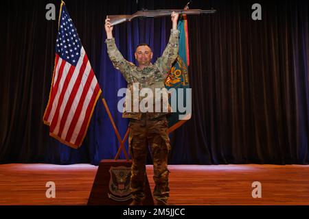 Sgt. 1st classe Timothy Russell pose une photo avec le Sgt. Commandant ...