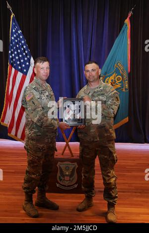 Sgt. 1st classe Timothy Russell pose une photo avec le Sgt. Commandant ...