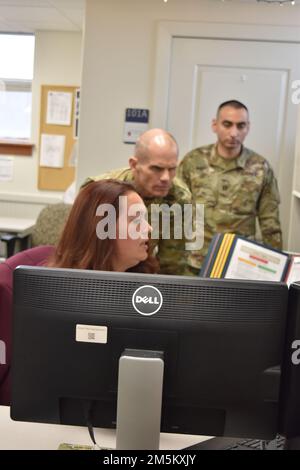 Fort Riley a été la première installation visitée par le commandant ...