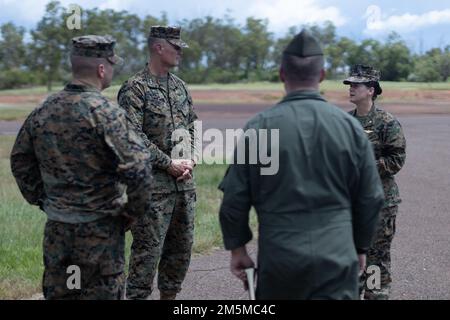 Le général de division de la Marine américaine, Christopher Mahoney ...