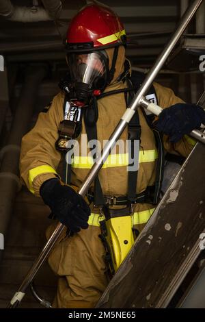 Aviation Electrician's Mate 1st Class Jesse Sabol (à gauche), de ...