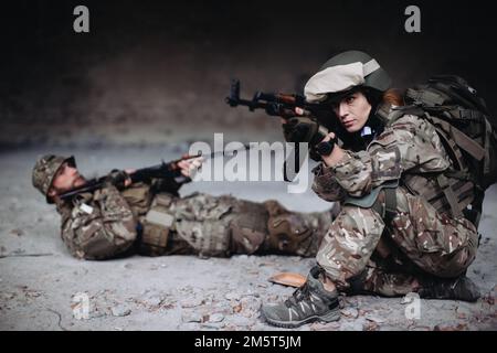 L'armée ukrainienne défend ses positions. Frères d'armes homme et femme ...