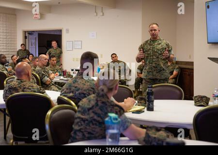 ÉTATS-UNIS Le colonel de la marine Daniel Whitley, au centre ...