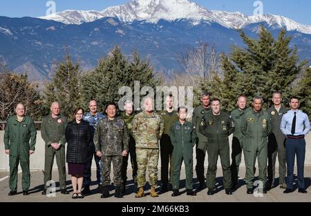 BASE DE LA FORCE SPATIALE PETERSON, COLORADO – ÉTATS-UNIS Le colonel ...