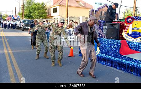 Le lieutenant-colonel Timothy Wade, chef des affaires publiques de l ...
