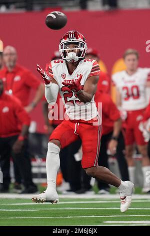 Ralen Goforth (10) attaque le quarterback des Utah Utes Cameron Rising ...