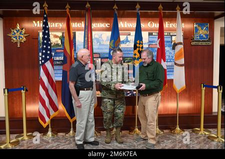 Le général de division Anthony Hale, à droite, commandant du Centre d ...