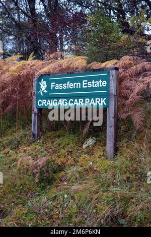 Panneau de signalisation en bois pour le domaine de Fassfern, parc de ...