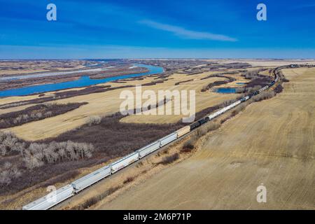 Gros plan d'un ruisseau d'eau traversant des rochers et une ville ...