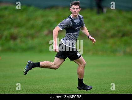 Adam Randell #20 de Plymouth Argyle combat pour le ballon pendant le ...