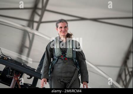 Le colonel Leah Fry, commandant du groupe de maintenance 4th, transmet ...