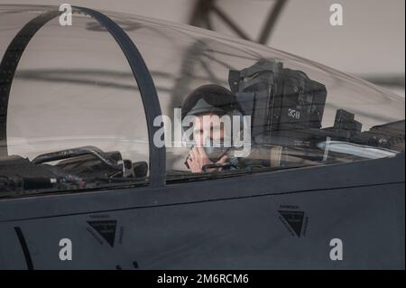 Le colonel Leah Fry, commandant du groupe de maintenance 4th, transmet ...