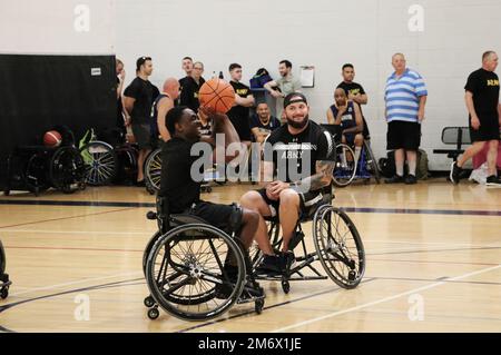 ÉTATS-UNIS Michael Raiford, SPC de l'armée, pratiquant le basketball en ...