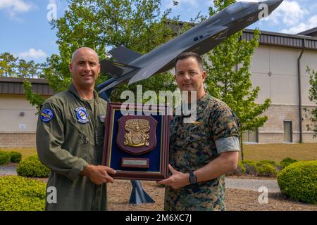 ÉTATS-UNIS Le colonel Shawn Basco du corps maritime, à droite ...