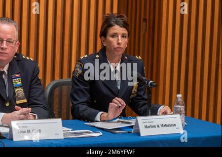 Martine Materasso, chef du logement du NYPD, parle lors d'une séance d ...