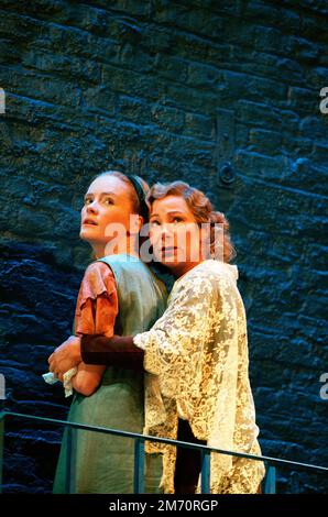 Zoe Wanamaker (Amanda Wingfield) dans LA MÉNAGERIE DE VERRE de ...