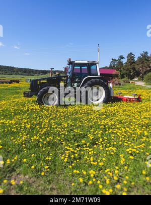 Tracteur équipé d'un système de herses à disque sur le champ agricole ...