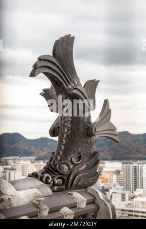 Himeji, Japon. Un poisson mythique à tête de tigre appelé shachi sur le ...