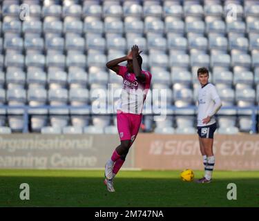 Loick Ayina #47 de Huddersfield Town salue les fans après avoir été ...