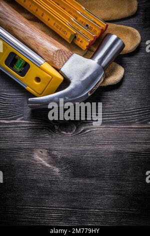 Marteau à griffes gants de protection en cuir et tas de clous ...