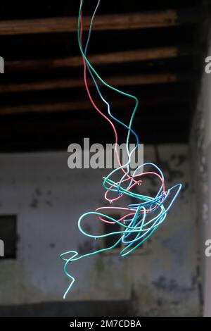 Câblage dangereux et défectueux suspendu au plafond depuis une vieille ...