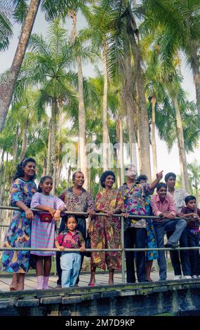 Surinam , une famille visite le jardin des palmiers ou PalmGardens ...