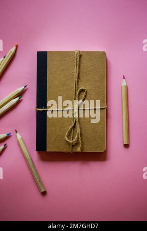 Bloc-notes en carton pour les notes attaché avec un noeud en corde de ...