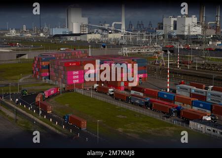 port de rotterdam (maasvlakte), pays-bas - 2023-06-03: navire à ...