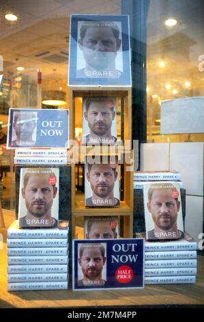 Piles de Spare de mémoire de Prince Harry, dans une librairie ...