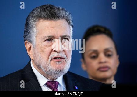 William C. Fleisher, with the Vidocq Society, center, Philadelphia ...