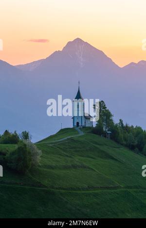 L'église emblématique de Jamik, avec le Mont Triglav en arrière-plan ...