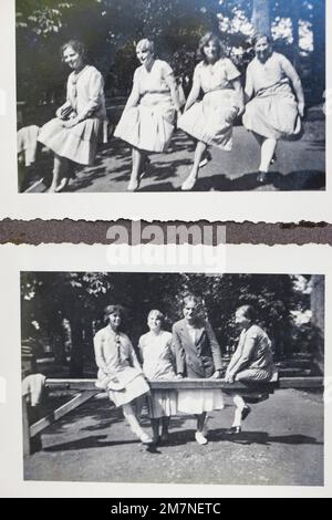 Photo en noir et blanc, deux vieilles femmes assises au milieu des ...