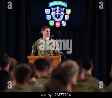 Major général Patrick B. Roberson, commandant, États-Unis L'Armée John ...