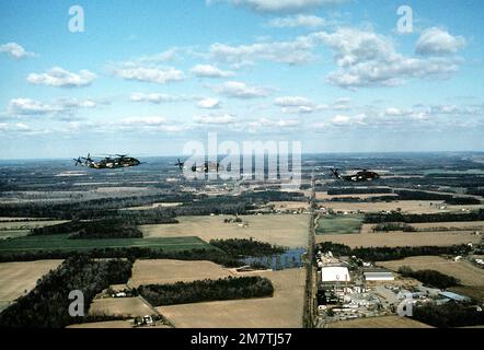 Vue aérienne de quatre hélicoptères Sea Stallion RH-53D vus depuis le ...