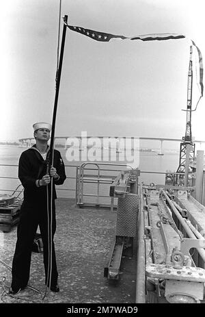 Signalman 3rd classe (SM3) Michael Keltz élève le pennant de mise en ...