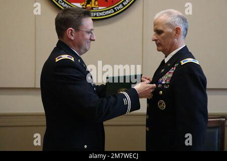 Le colonel Paul Franken (à gauche), commandant du Commandement d ...