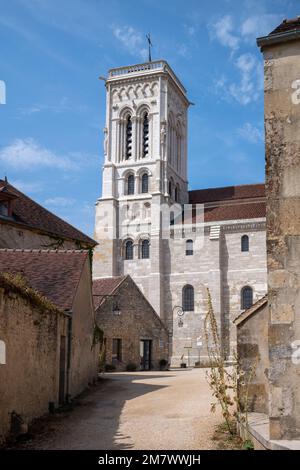 Vezelay (centre-nord de la France) : vue extérieure de l'abbaye de ...