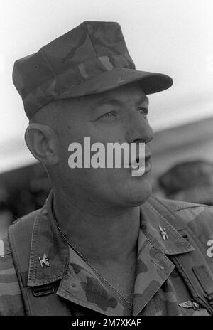 Le colonel James M. Mead, commandant de l'unité amphibie marine de 32nd ...