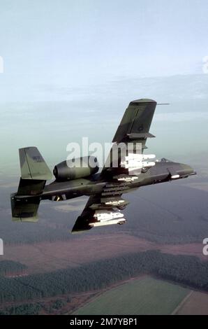 Vue aérienne du dessous droit d'un avion A-10 Thunderbolt II piloté par ...