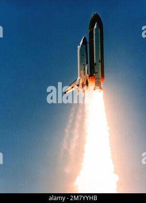 La navette spatiale Challenger se soulève de son plateau de lancement ...