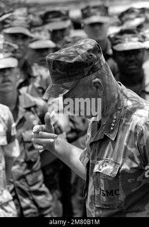 LE GÉNÉRAL Robert H. Barrow, commandant du corps des Marines, inspecte ...