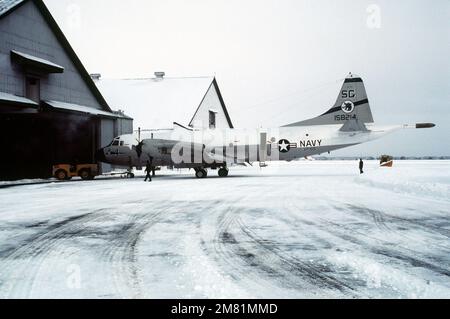 Vue aérienne à gauche d'un appareil P-3C Orion équipé d'un missile ...